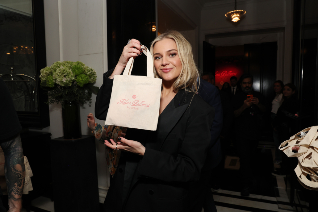 Kelsea Ballerini Meets Fans At 'Baggage Claim' To Celebrate Album ...