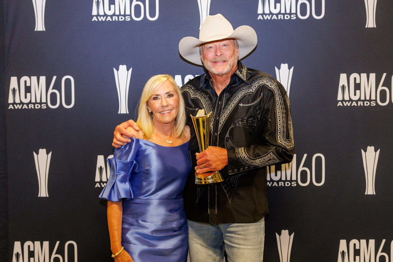 2025 ACM Winners Celebrate Wins With Trophies [See Photos] - MusicRow.com