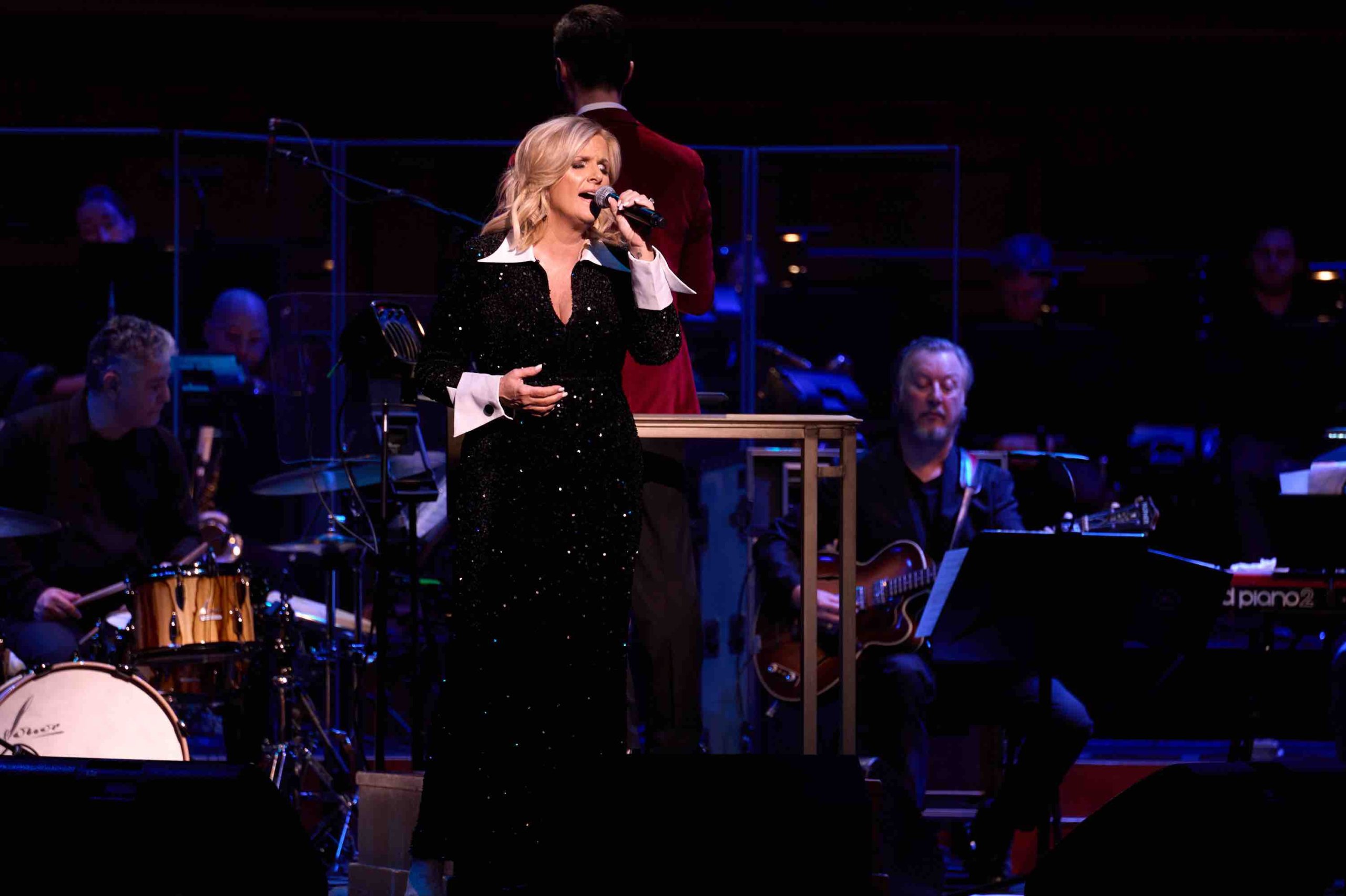 Trisha Yearwood Warms A Cold Nashville Night With Symphony Holiday ...